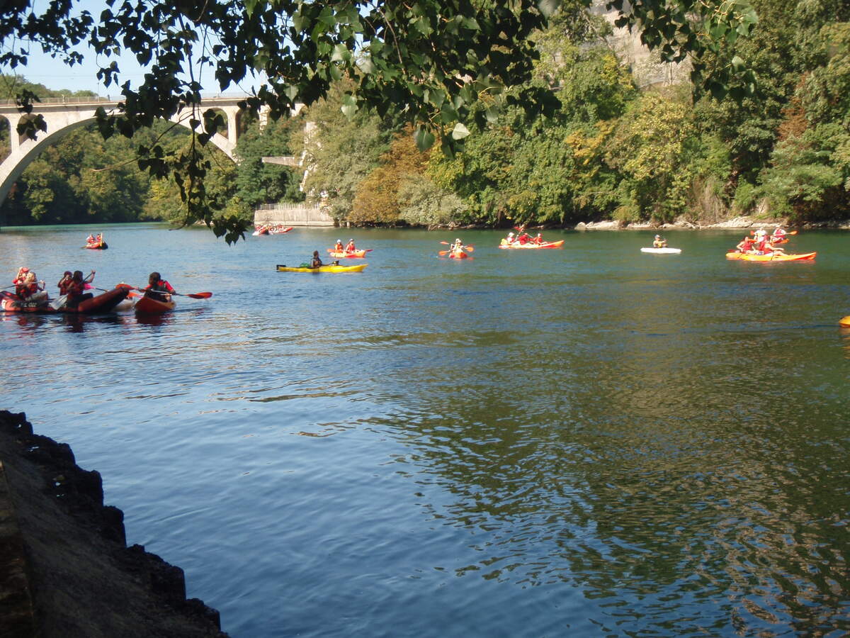 kayaking down the Rhône with a guide | Geneva Tourism